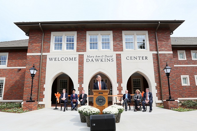 Hendrix Cuts the Ribbon on New Dawkins Welcome Center | Hendrix College